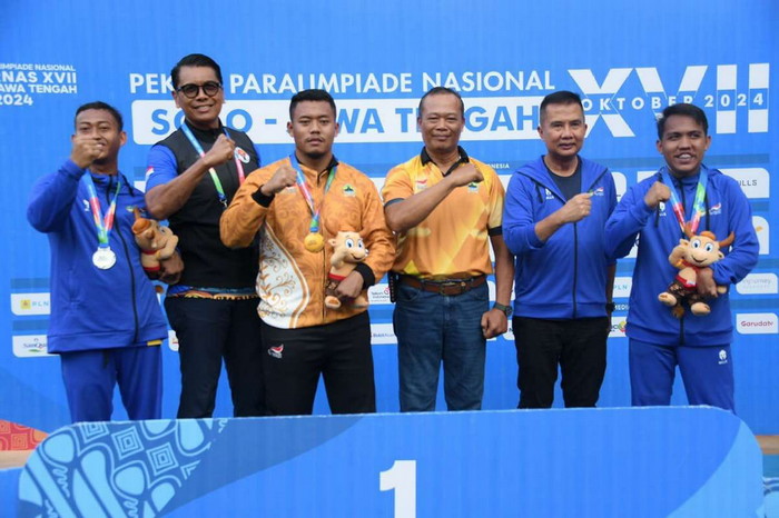 Pj Gubernur Jabar, Bey Machmudin saat foto bersama atlet dan ofisial Peparnas XVII/2024 di ...
